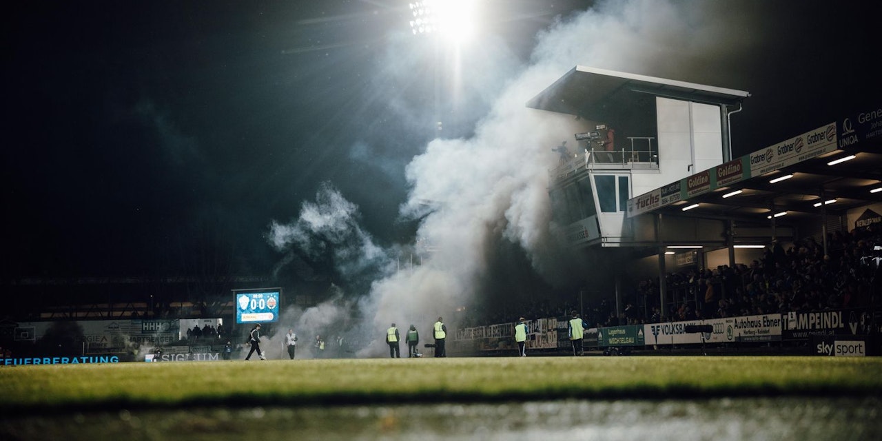 Fussball – Pyro-Skandal! Rapid-Fans sorgen für Unterbrechung | Heute.at