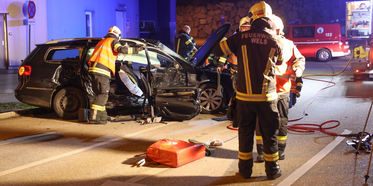 Oberösterreich – Beifahrer nach Crash mit Lkw in Wrack eingeklemmt | Heute.at