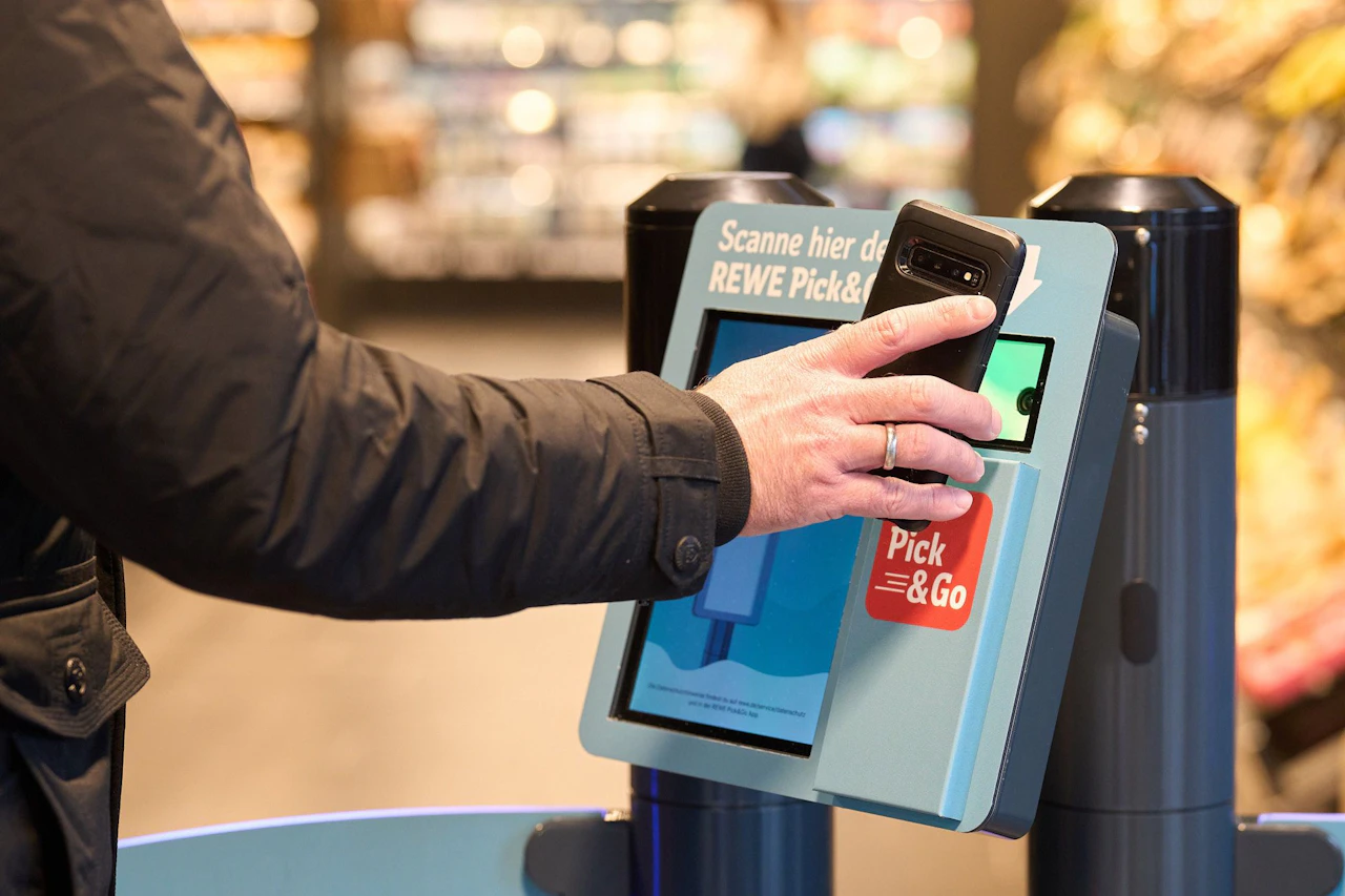 Erster Supermarkt schafft Bezahlen an Kassa komplett ab – Multimedia ...