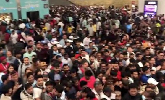 Platzangst, Fans weinen: U-Bahn-Chaos vor WM-Finale - WM 2022 | heute.at