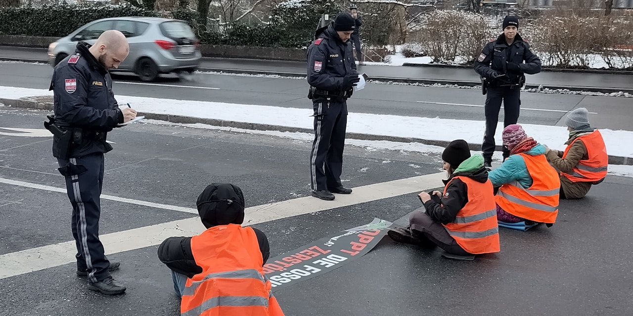 Tirol – Klima-Aktivisten legen erneut Verkehr lahm | Heute.at