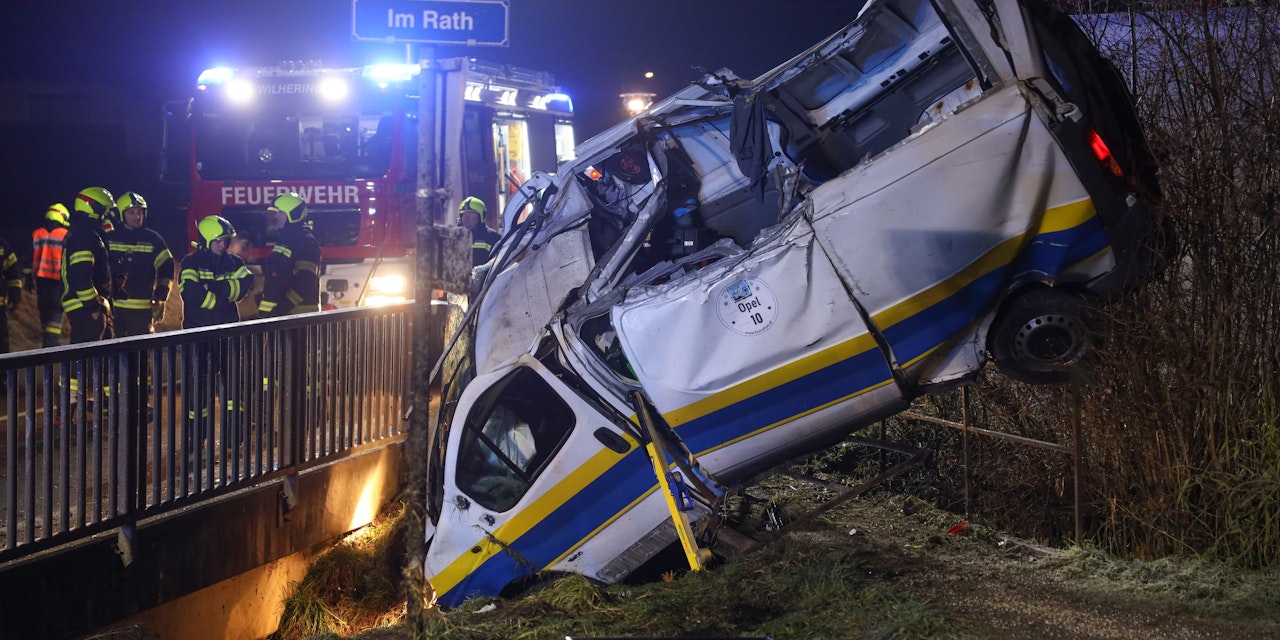Oberösterreich – Kleintransporter-Lenker nach Crash in Wrack eingeklemmt | Heute.at