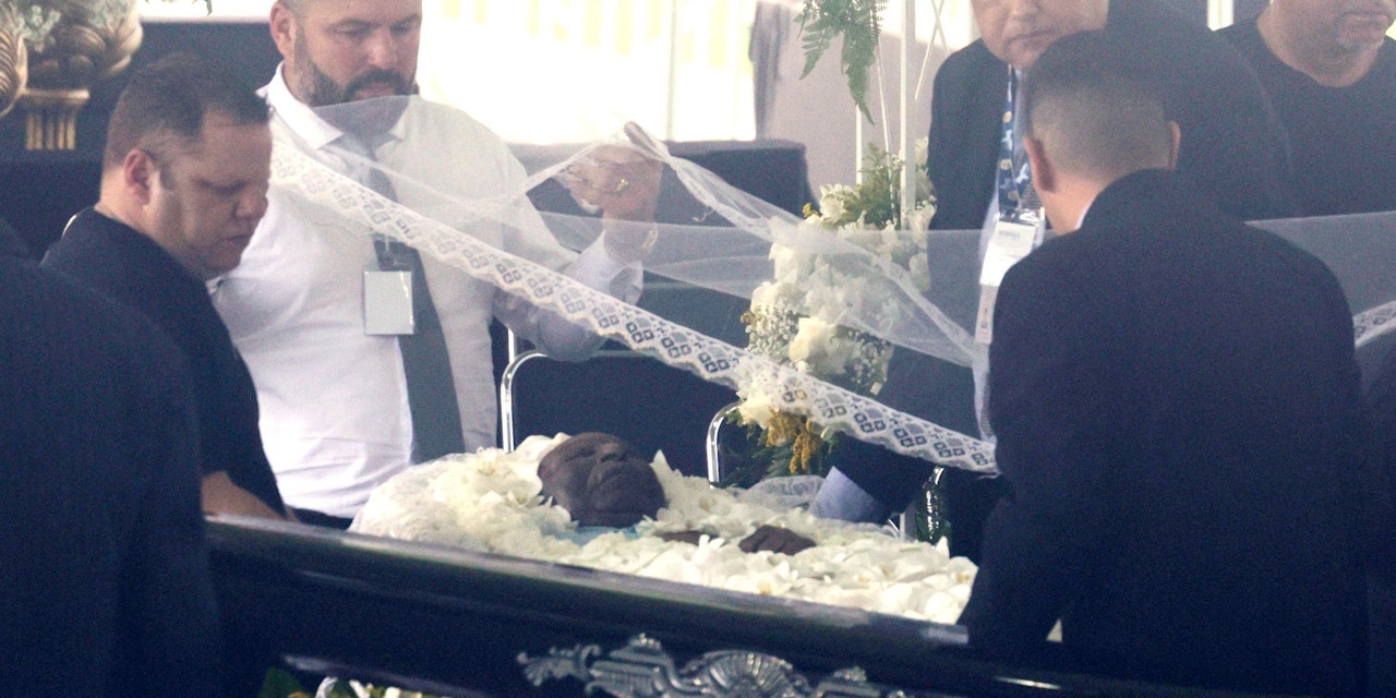 Fussball – Legende Pele aufgebahrt, Fans weinen am offenen Sarg | Heute.at