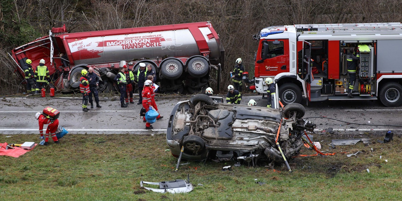 Oberösterreich – Brutaler Crash: Unfall-Lenkerin muss reanimiert werden ...