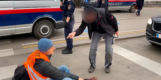 "Bezahle Sie, Trottel" – Arbeiter schimpft Klima-Kleber - Wien | heute.at