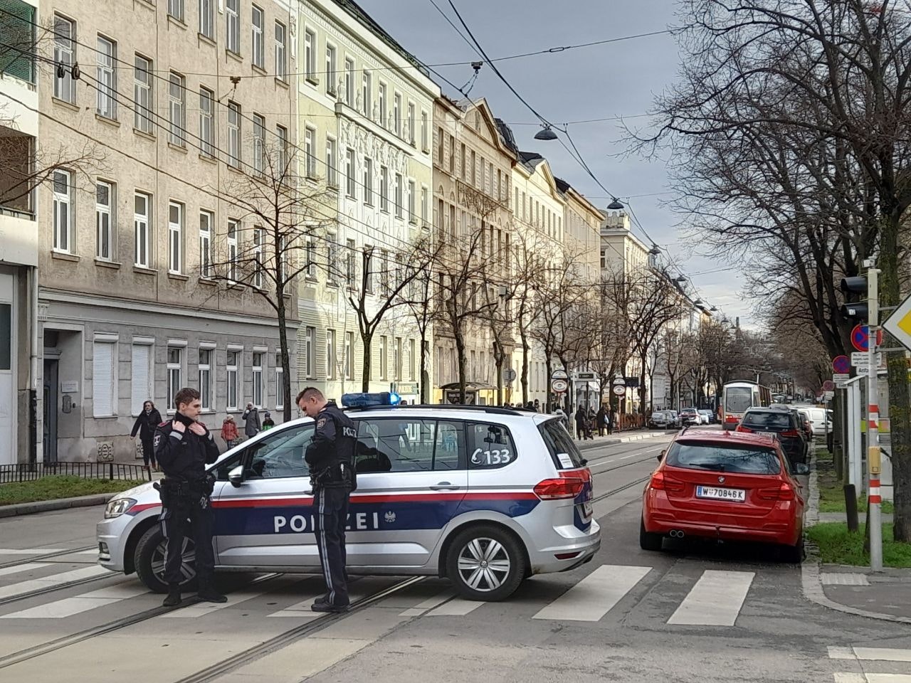 Bildstrecke: Lkw steht quer – Polizei muss komplette Straße sperren ...