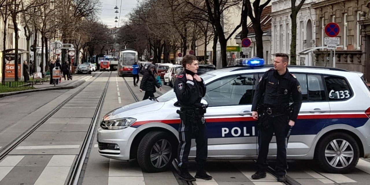 Leser – Lkw steht quer – Polizei muss komplette Straße sperren | Heute.at