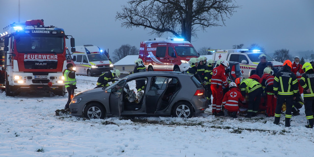 Schwerer Crash in Oberösterreich – Autoinsasse in Wrack eingeklemmt | Heute.at