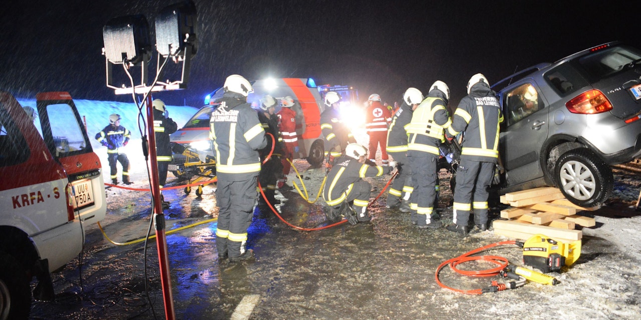 Oberösterreich – Auto-Insasse nach Frontal-Crash in Wrack eingeklemmt | Heute.at