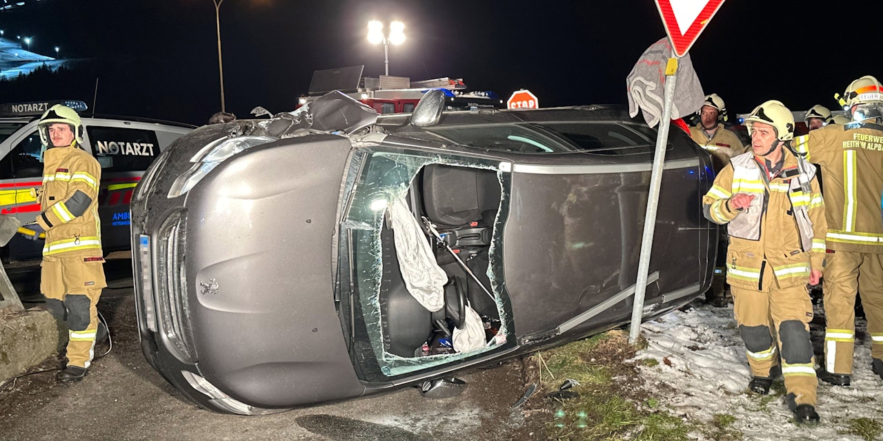 Tirol – Autofahrerin nach Crash in Peugeot-Wrack gefangen | Heute.at