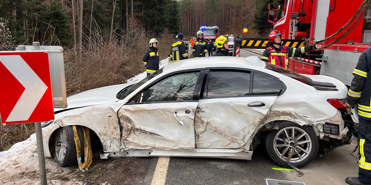 Niederösterreich – BMW krachte in Lkw – Lenker verletzt im Krankenhaus ...