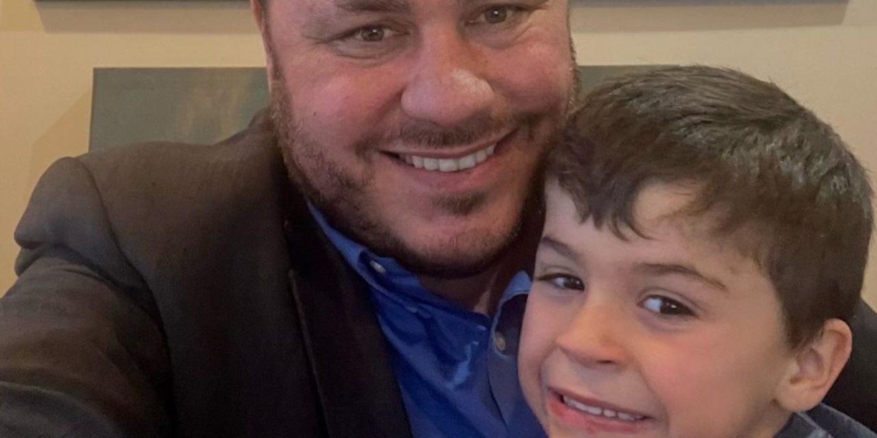 Genuss – Bub (6) spielt mit Papas Handy – bestellt Essen für 1000 ...