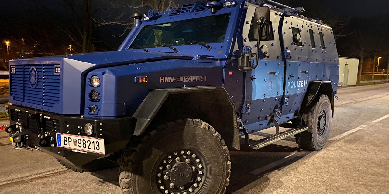 Tirol – Männer stürmen Wohnung – Polizei fährt mit Panzer-Auto vor ...