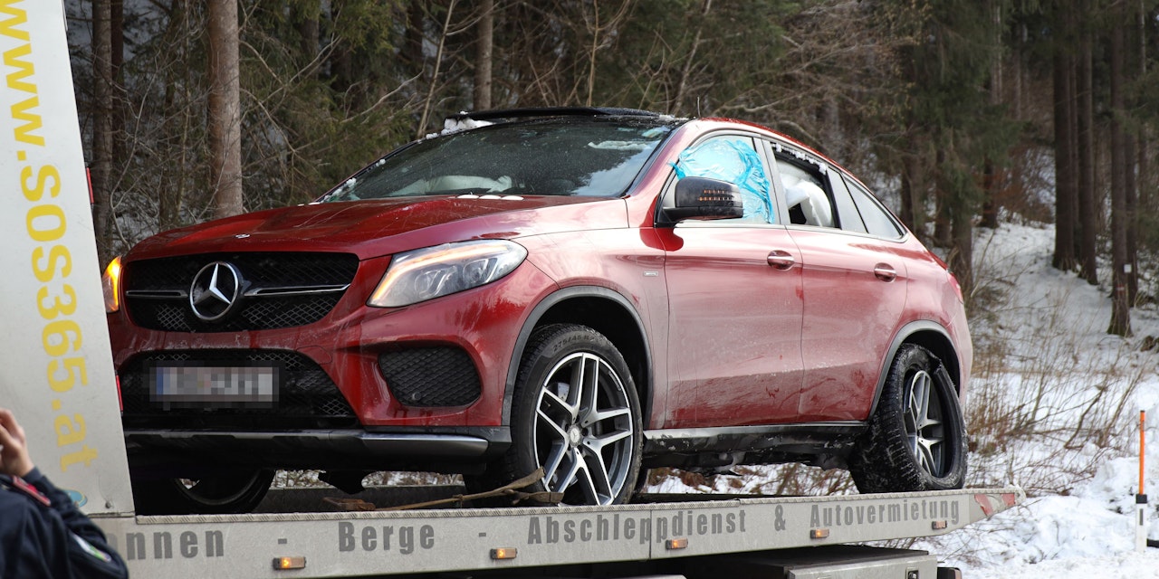 Oberösterreich – Mercedes-Fahrer rast Polizei davon und baut Crash | Heute.at