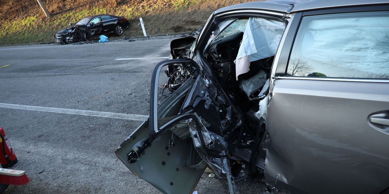 Oberösterreich – Autofahrer nach Mercedes-Crash in Wrack eingesperrt | Heute.at