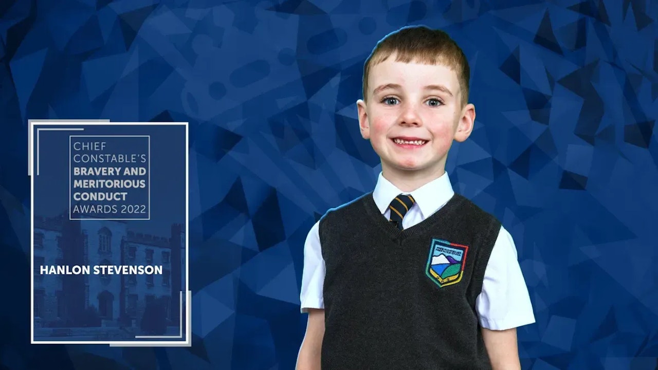 Mutter bewusstlos, Bub (2) wählt Notruf und wird geehrt – Welt | Heute.at