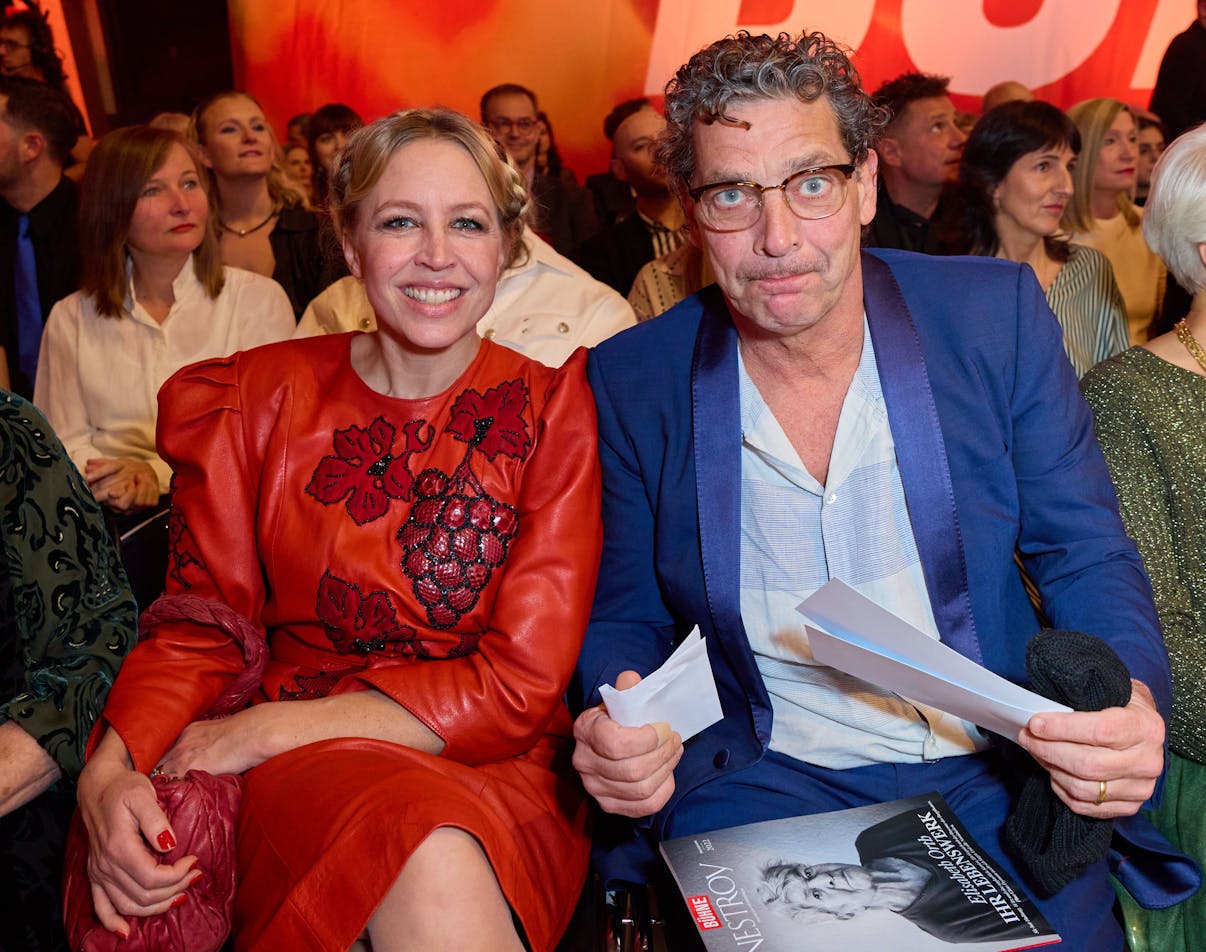 Szene – Nina Proll hat eine Affäre mit ihrem eigenen Mann | Heute.at