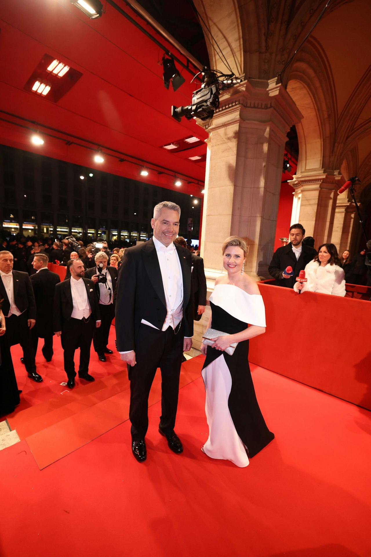 Kanzler Nehammer mit anderer Frau am Opernball – Politik | Heute.at