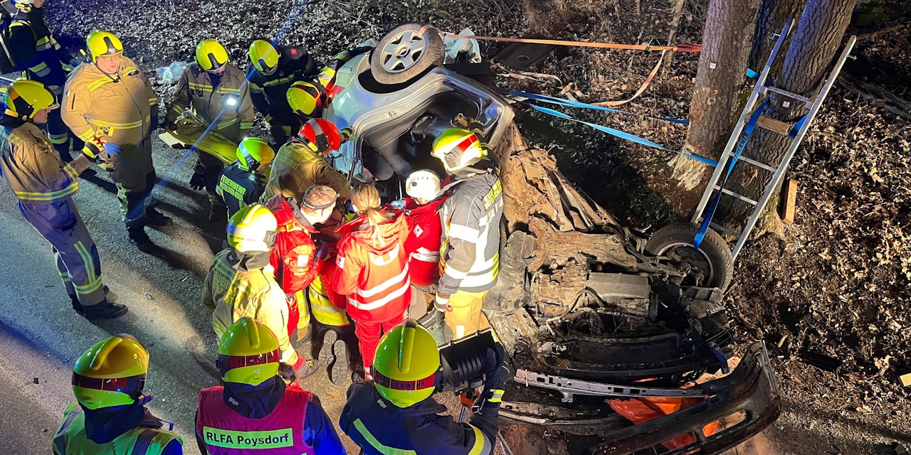 Niederösterreich – Zwei Schwerverletzte bei Crash mit Baum im Weinviertel | Heute.at
