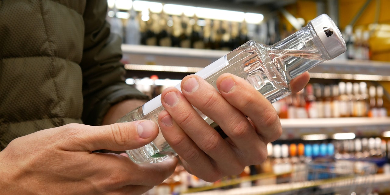 Wien – Männer-Duo steckt sich Wodka-Flasche in die Hose | Heute.at