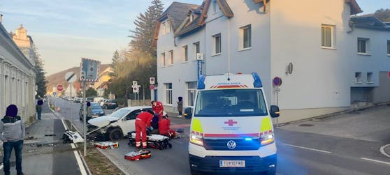 81-Jährige kracht neben Schule frontal gegen Hausmauer - Niederösterreich | heute.at
