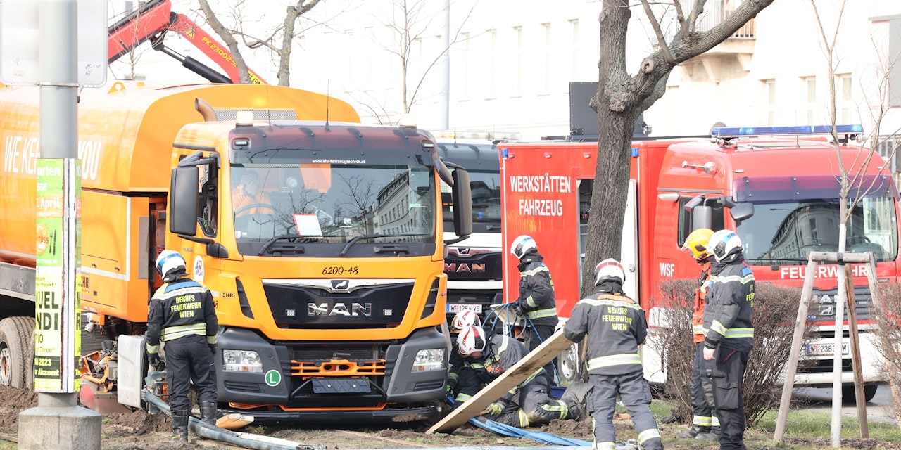 Wien – So ein Mist! MA48-Müllwagen steckt auf Grüngleis fest | Heute.at