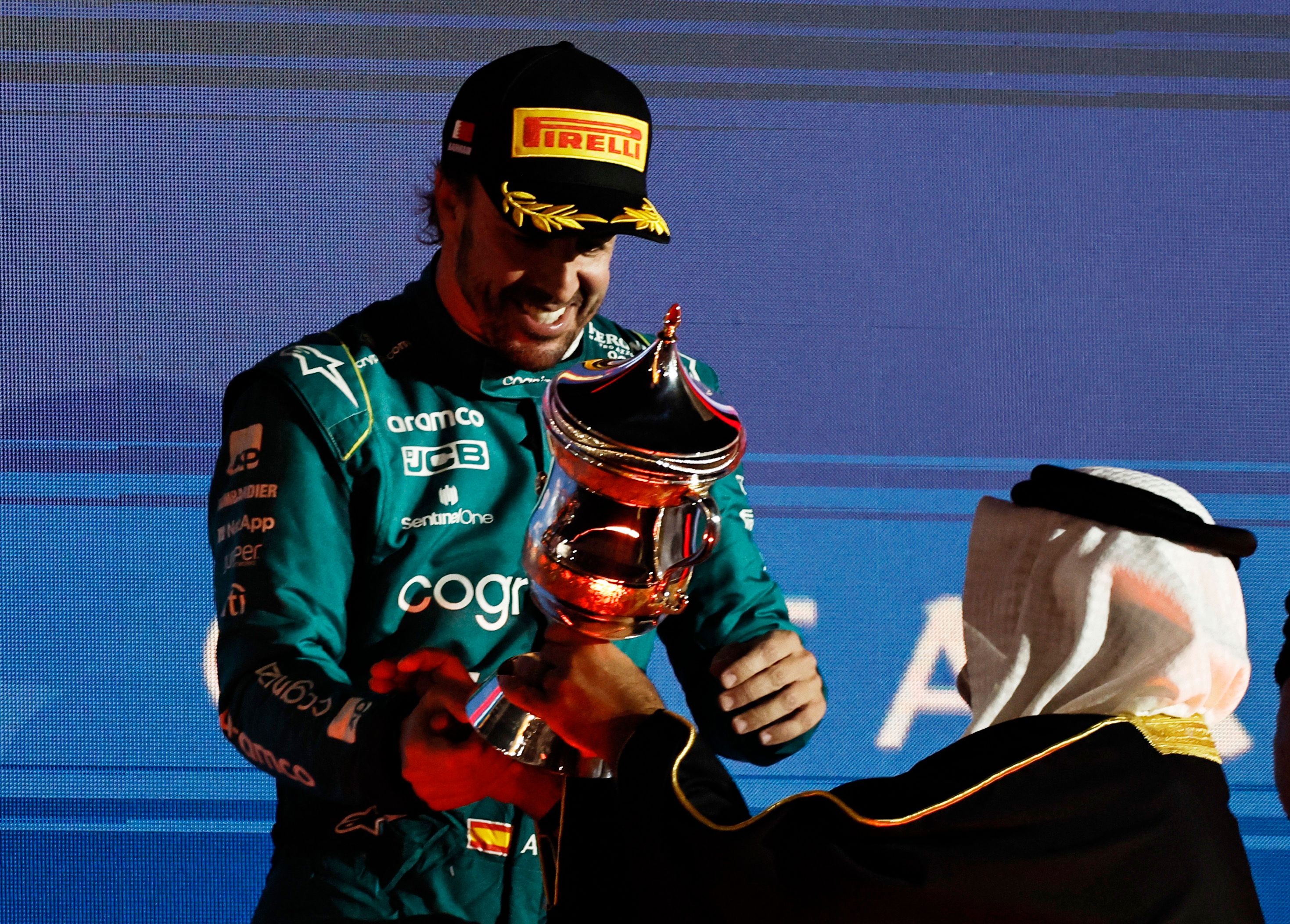 Fernando Alonso mit der Trophäe für den überraschenden dritten Platz in ...