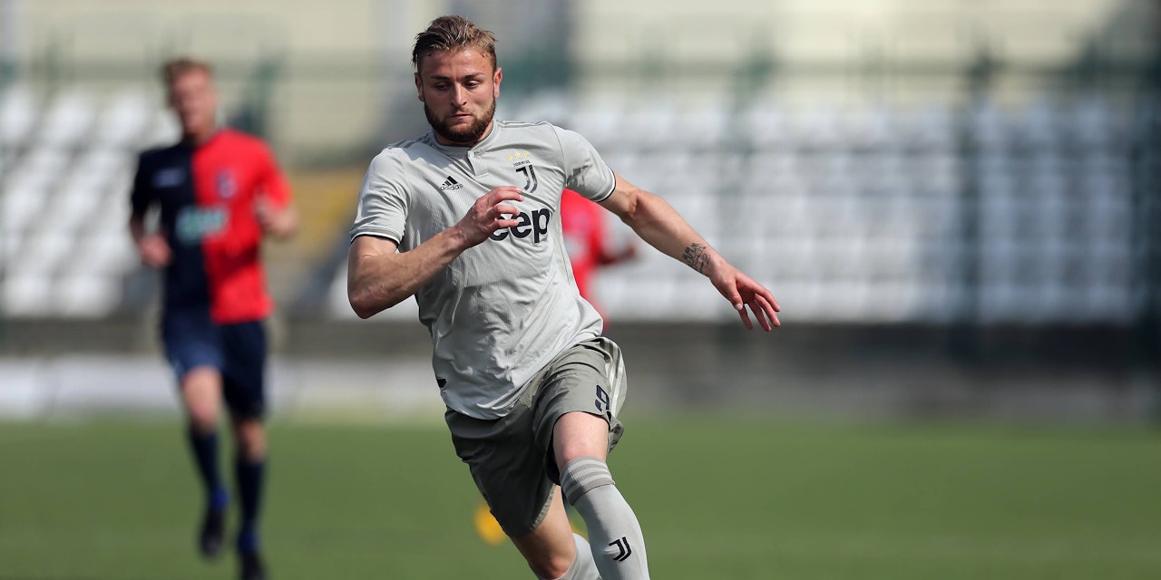 Fussball – Kicker pinkelt an Zaun, sieht dafür die Rote Karte | Heute.at