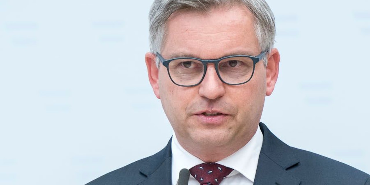 Politik – 200.000 Euro! Finanzminister zahlt Mitarbeitern fette Boni | Heute.at