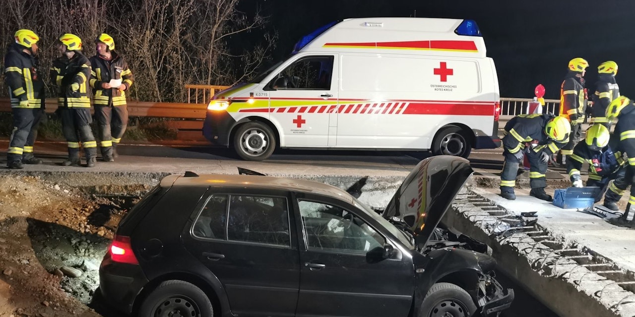 Oberösterreich – Kurios – Mann lenkt VW in Grube und baut Totalschaden ...