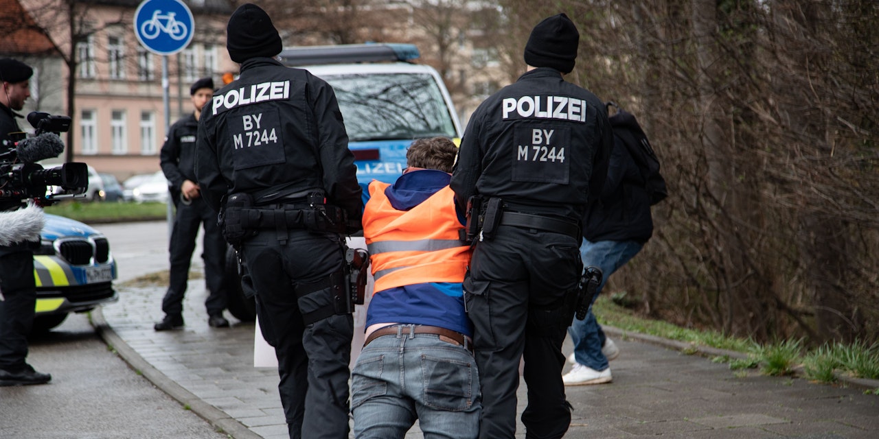 Welt – Knallhart-Richterin steckt Klima-Kleber sofort in Zelle | Heute.at