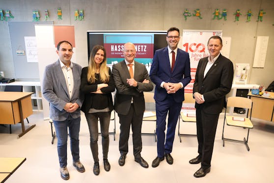 "Daumen hoch" auf WhatsApp bringt Schüler vor Gericht - Wien | heute.at