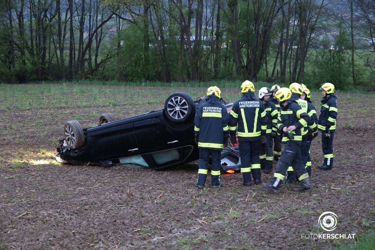 Autofahrerin nach Überschlag aus Wrack befreit – Oberösterreich | heute.at
