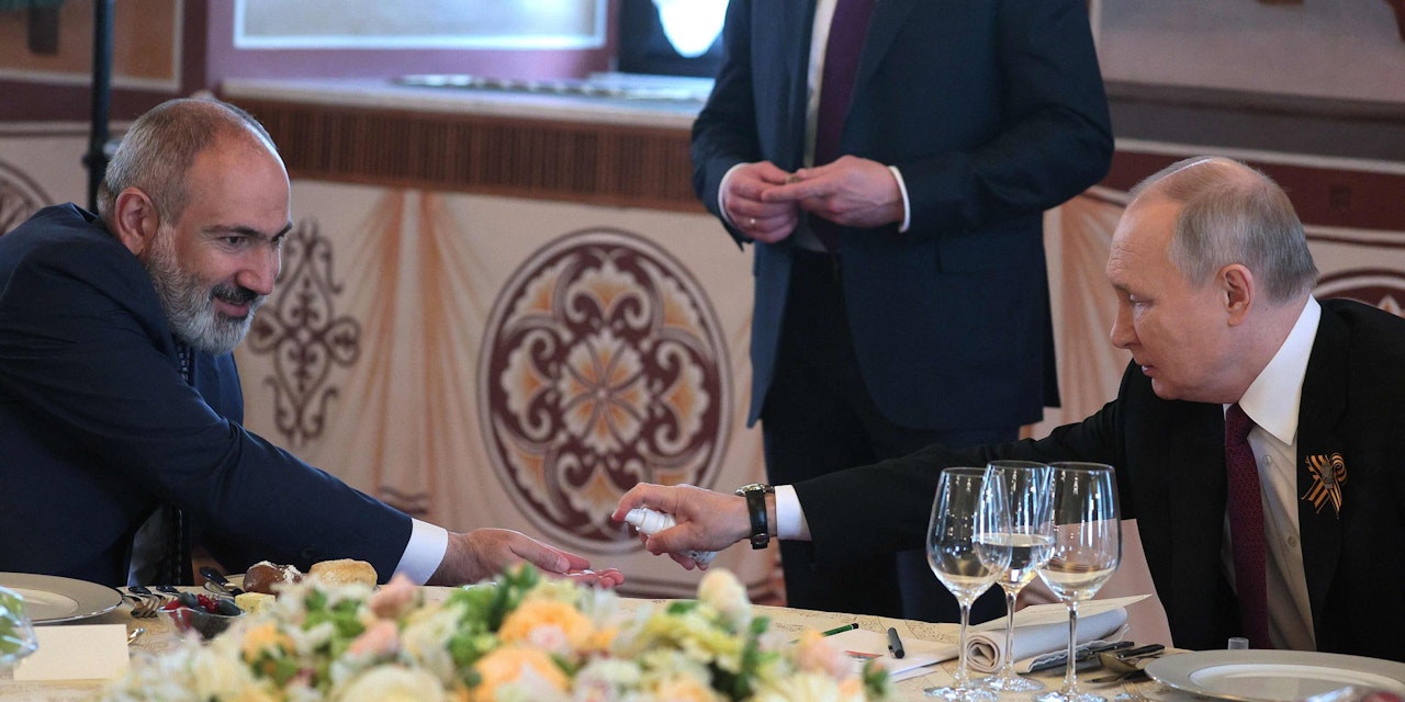 Welt – Putin verdonnert Staatsgast zur Händedesinfektion | Heute.at