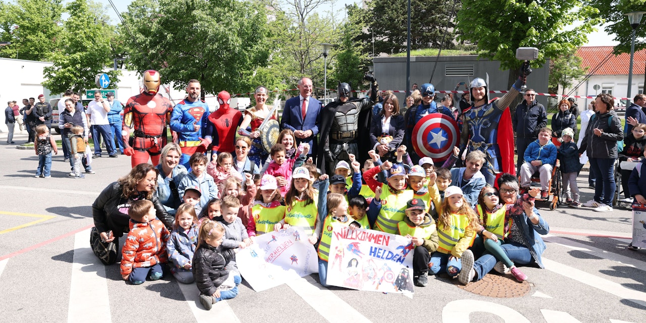 Superhelden-Besuch in der Klinik Favoriten | Heute.at