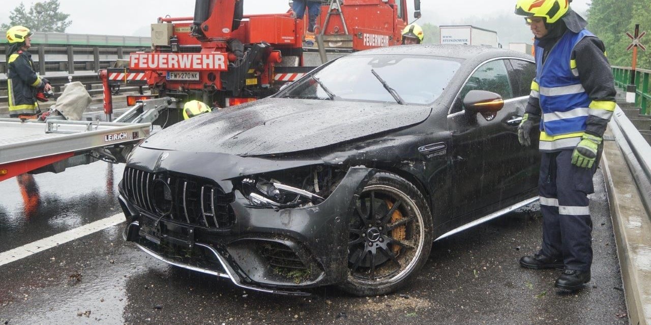 Niederösterreich – 235.000 Euro teurer Mercedes-AMG auf A2 geschrottet ...