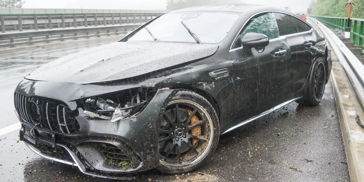 BILDERSTRECKE: AMG-Mercedes auf der A2 geschrottet | Heute.at