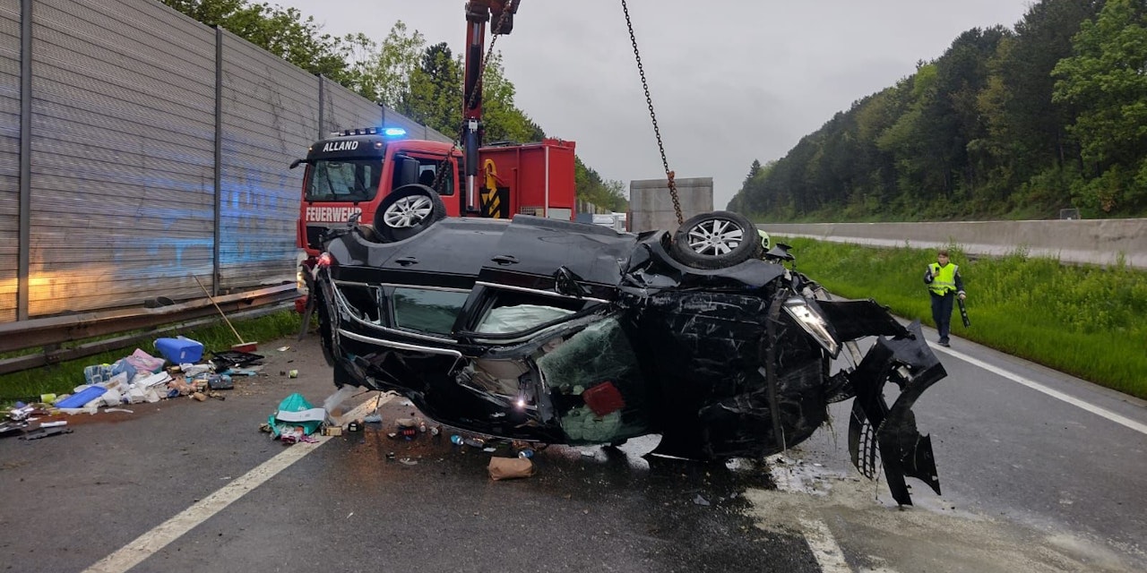 Niederösterreich – Zwei Verletzte nach spektakulärem Crash auf A21 ...