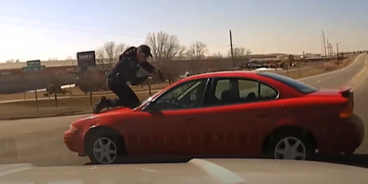 Welt – Polizist mit Waffe auf Auto – doch Lenker fährt weiter | Heute.at