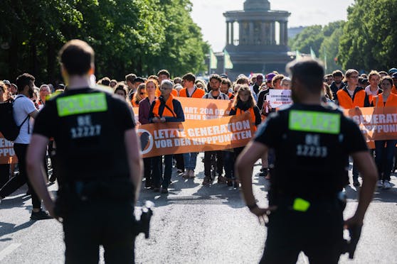 "Hoppla ¯\_(ツ)_/¯" – Letzte Generation narrt Polizei - Welt | heute.at