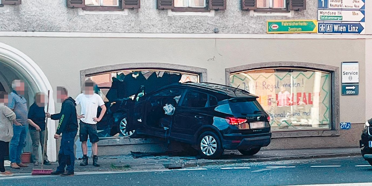 Oberösterreich – Unglaubliche Bilder – Auto donnert mitten in Auslage ...