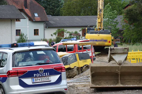 Rettung in letzter Sekunde! Duo in Künette verschüttet ...
