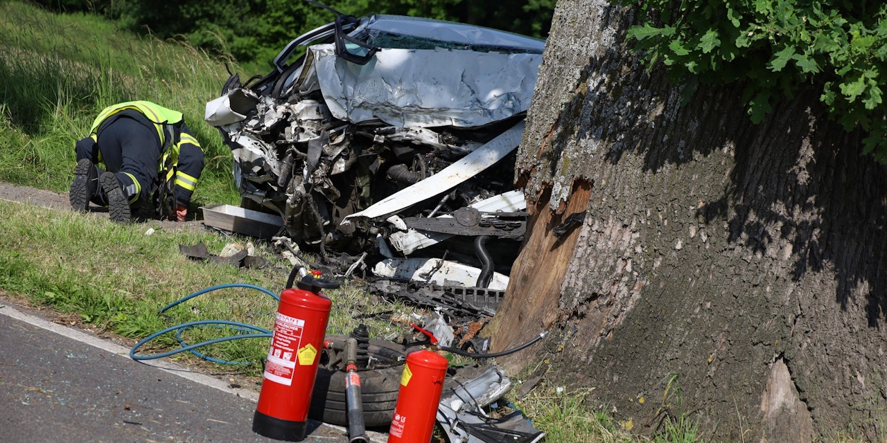 Oberösterreich – Frontal gegen Baum – Lenker stirbt noch an Unfallstelle | Heute.at