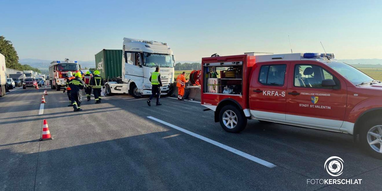 Schwerer Lkw-Crash nach Wien – Heli landet auf A1 | Heute.at