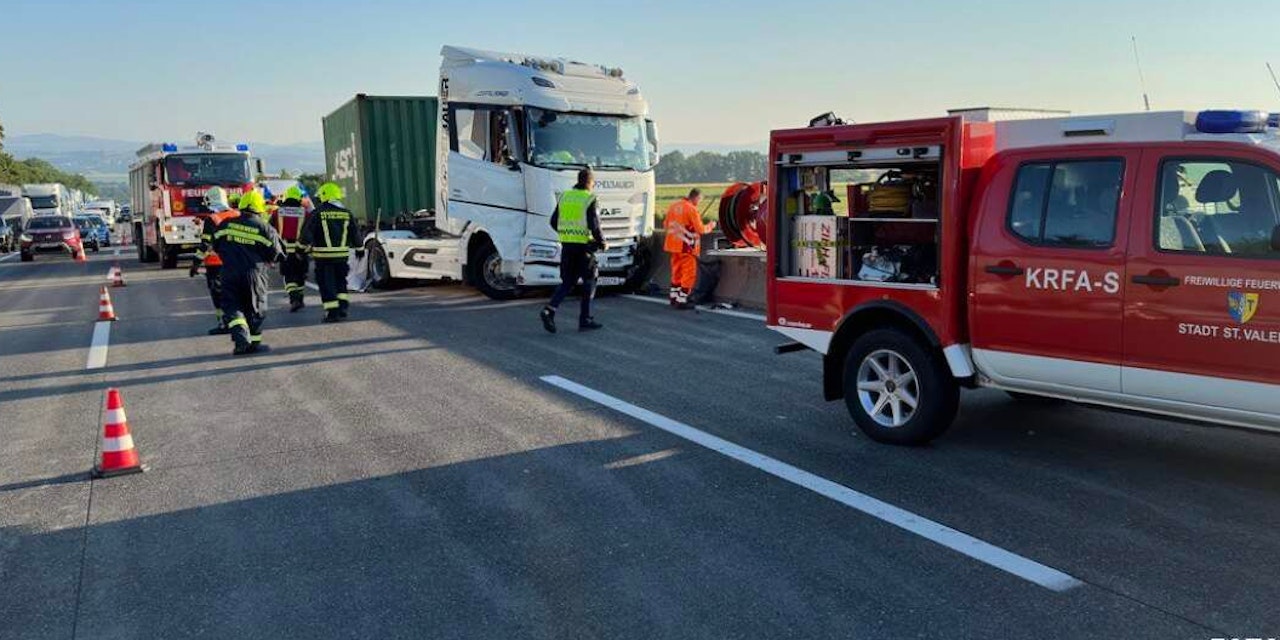 Oberösterreich Schwerer Lkw Crash Nach Wien Heli Landet Auf A1