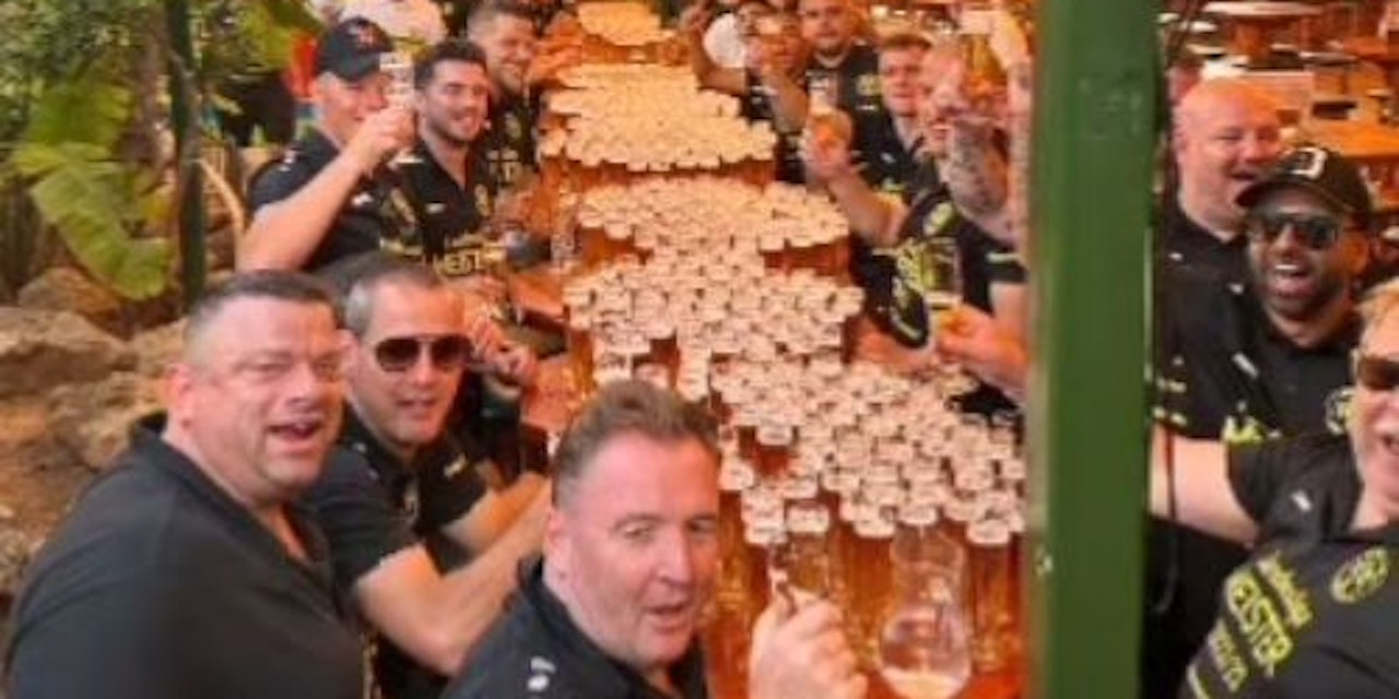 Fussball – 1.000 Bier! Meister-Kicker knacken unfassbaren Rekord | Heute.at
