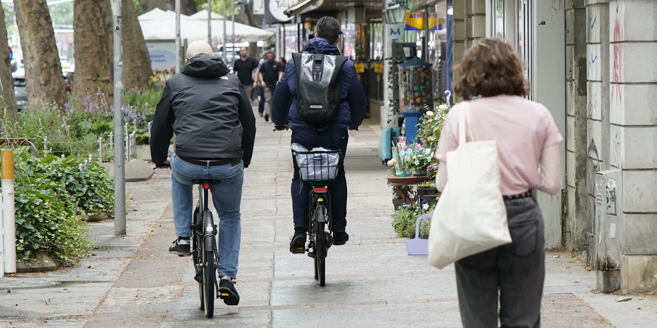 Wien – Radweg wegen Radweg-Bau weg - Radler fahren am Gehsteig | Heute.at