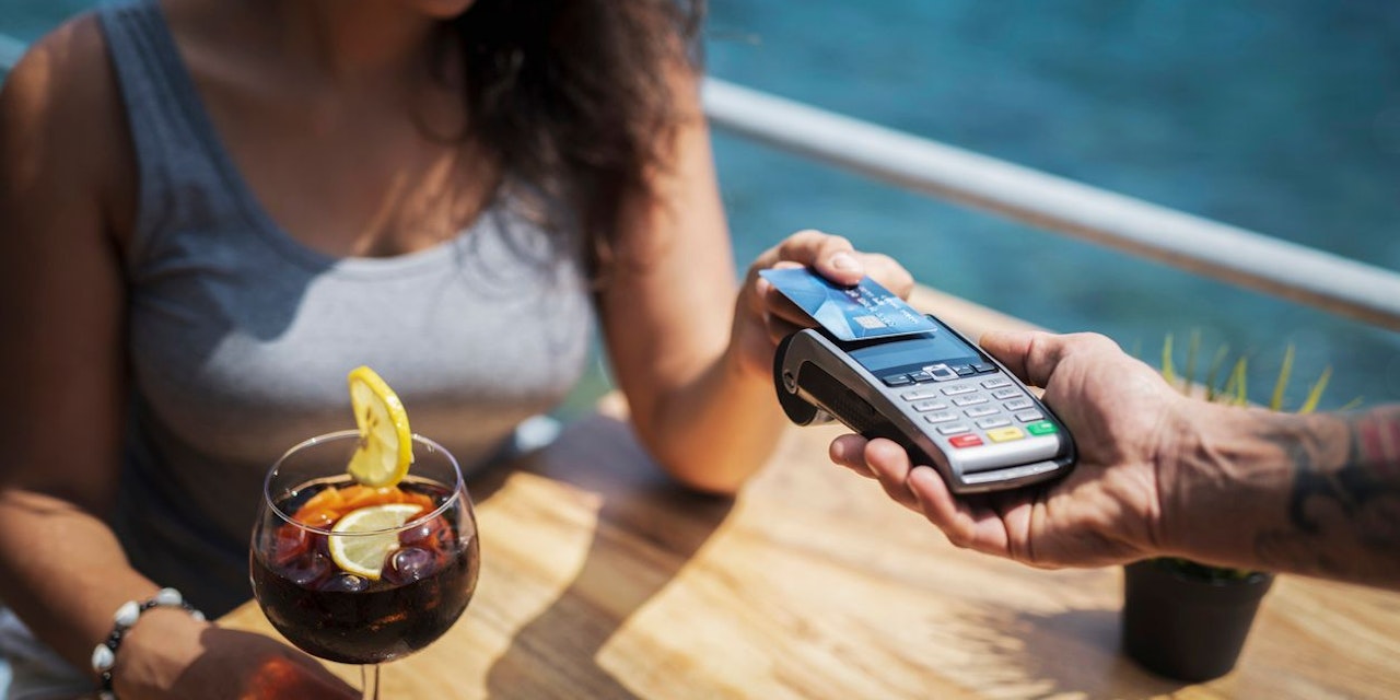 Wirtschaft – Bar oder Karte? So steigt man im Urlaub billiger aus ...