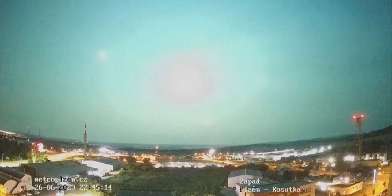 Science – Meteorit raste auf Erde zu und färbte Himmel grün | Heute.at