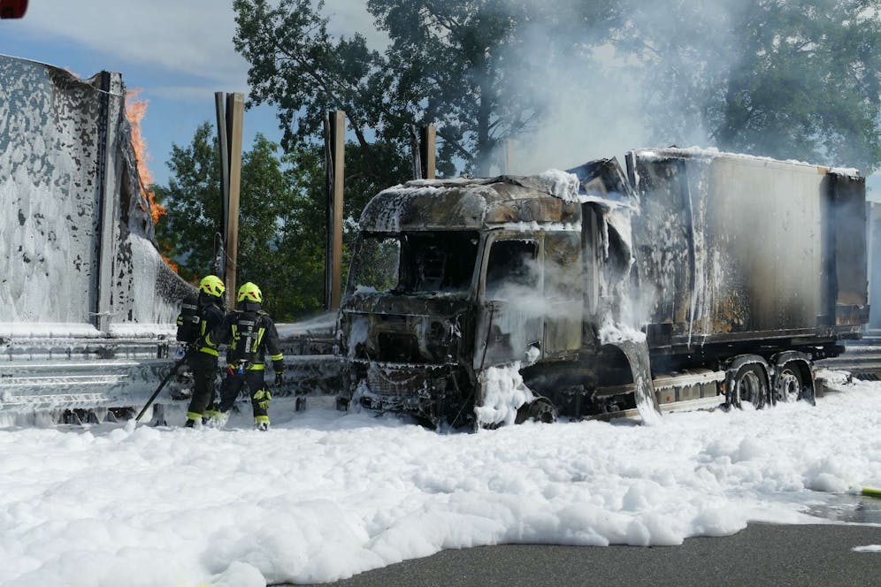 Niederösterreich – Vollsperre der A1! Brennender Lkw legt Autobahn lahm | Heute.at